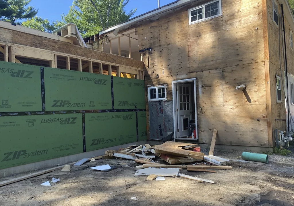 5 hurt, 1 critically, when a wooden wall collapses at a Massachusetts ...